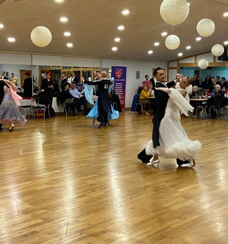 Großartiger Tanzsport- starke Paare der Senioren II S Standard tanzten ...